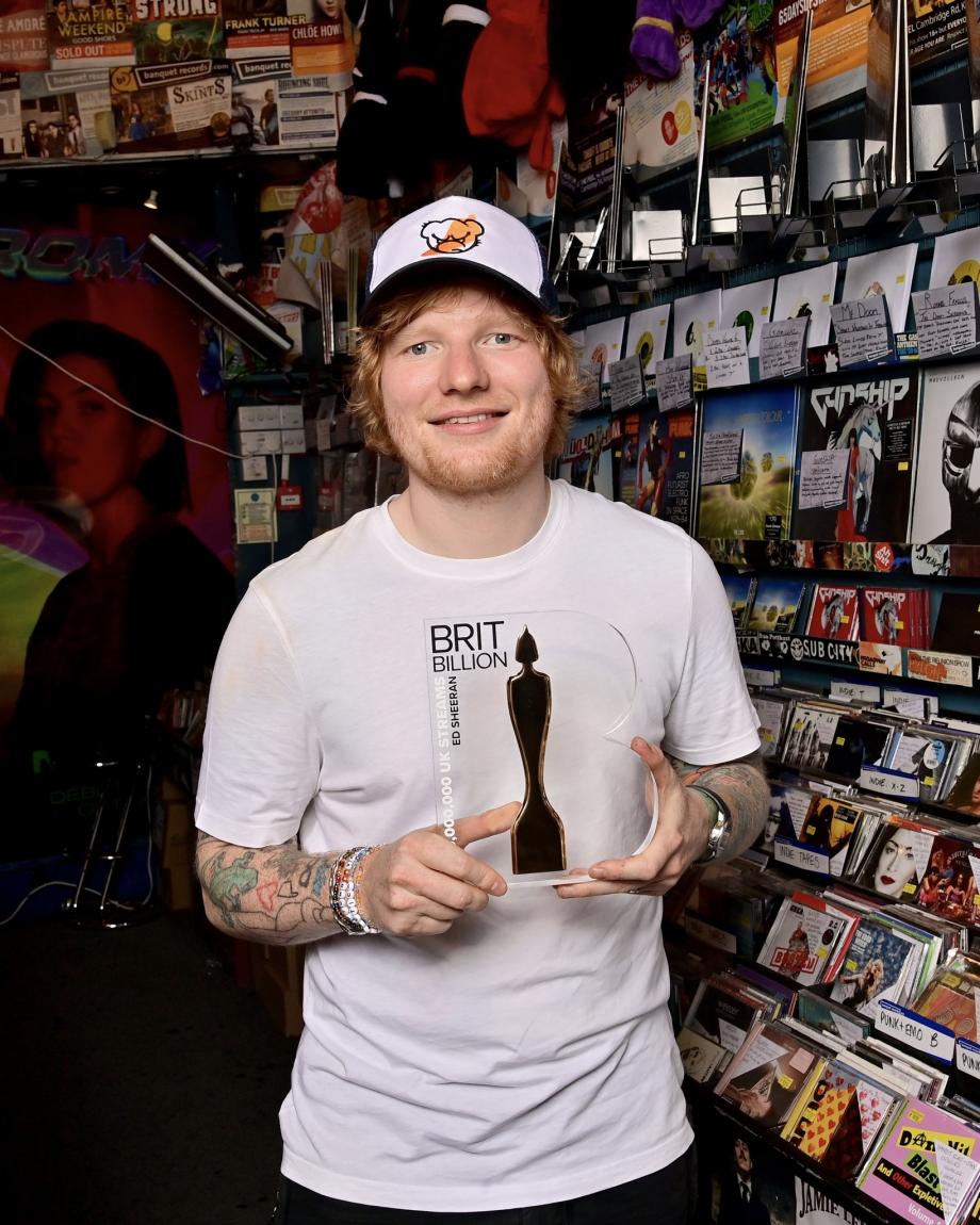 Ed Sheeran стана първият британски изпълнител с отличие Gold BRIT ...